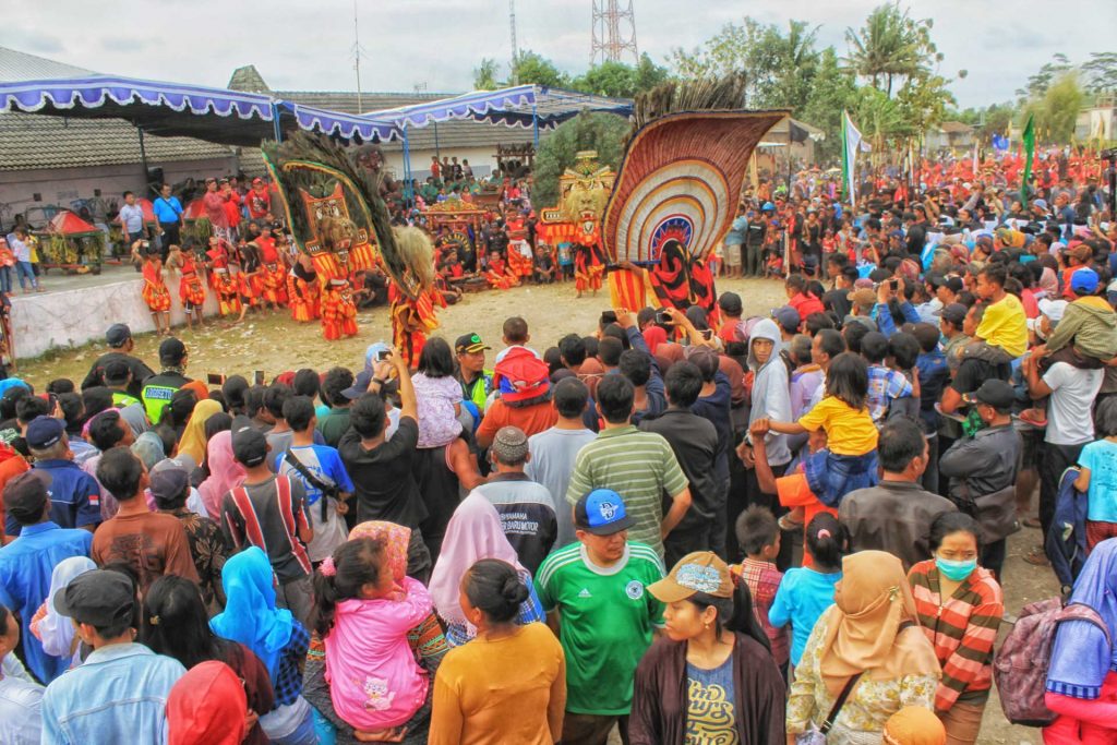 Kirab Saparan Bekakak Ambarketawang: Melestarikan Tradisi ...